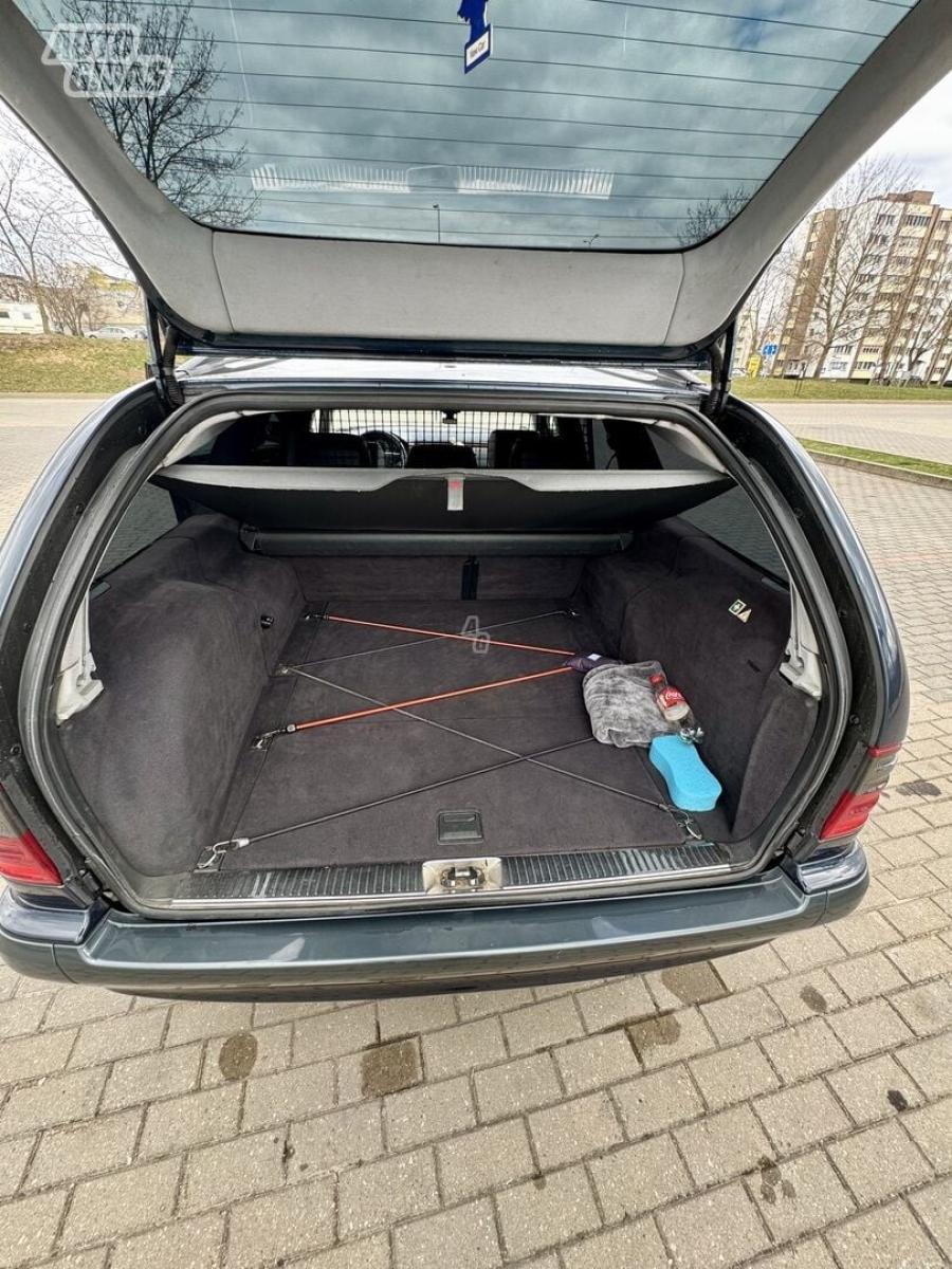 Melns Mercedes-Benz E 320 2002 Jonava, ar dzinēja tilpumu 3.20 L un nobraukumu 296 tūkst. km par 3900 €, foto 24 vietnē AUTOMOTO.COM.LV