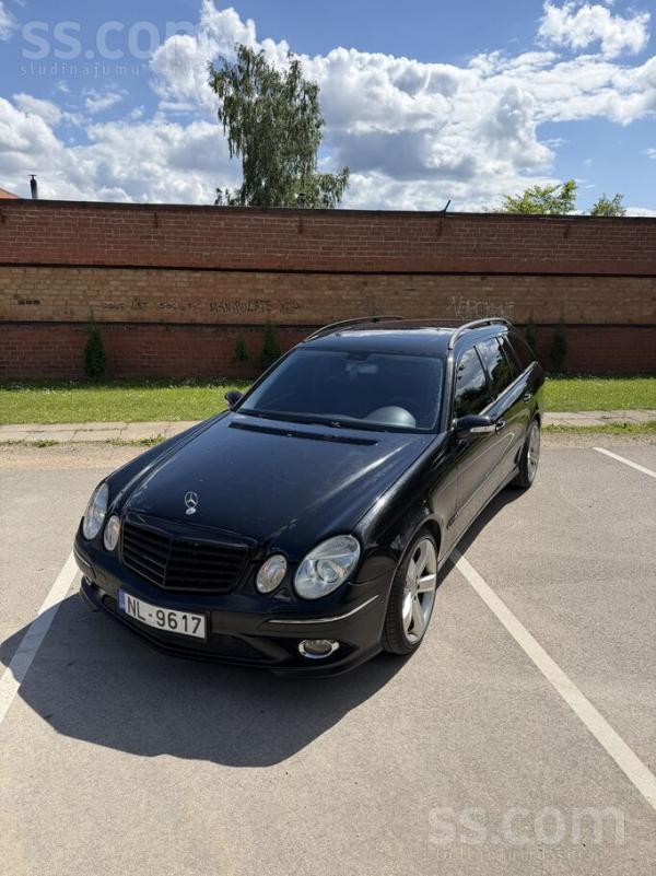 Melns Mercedes-Benz E 320 2003 Balvi, ar dzinēja tilpumu 3.20 L un nobraukumu 330 tūkst. km par 3850 €, foto 1 vietnē AUTOMOTO.COM.LV