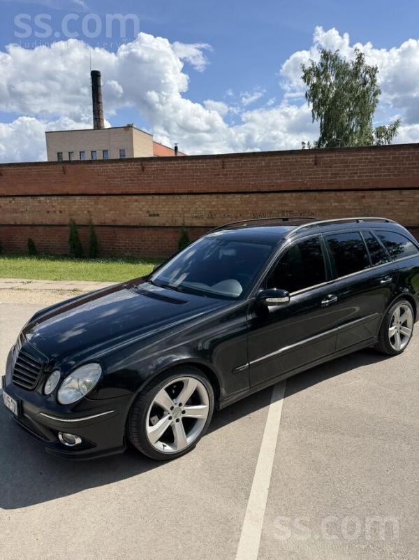 Melns Mercedes-Benz E 320 2003 Balvi, ar dzinēja tilpumu 3.20 L un nobraukumu 330 tūkst. km par 3850 €, foto 3 vietnē AUTOMOTO.COM.LV