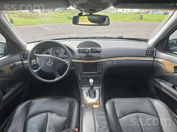 Black Mercedes-Benz E 320 2003 in Jelgava, with an engine capacity of 3.20 L and mileage of 406 thousand km for 2500 €, photo 6 on AUTOMOTO.COM.LV