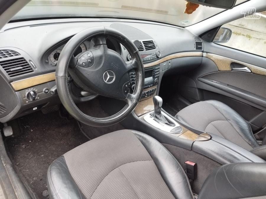 Black Mercedes-Benz E 320 2004 in Vilnius, with an engine capacity of 3.20 L and mileage of 348 thousand km for 999 €, photo 6 on AUTOMOTO.COM.LV
