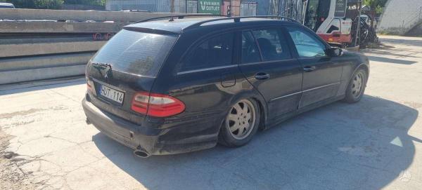 Melns Mercedes-Benz E 320 2004 Viļņa, ar dzinēja tilpumu 3.22 L un nobraukumu 508 tūkst. km par 1000 €, foto 4 vietnē AUTOMOTO.COM.LV