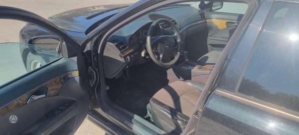 Melns Mercedes-Benz E 320 2004 Viļņa, ar dzinēja tilpumu 3.22 L un nobraukumu 508 tūkst. km par 1000 €, foto 7 vietnē AUTOMOTO.COM.LV