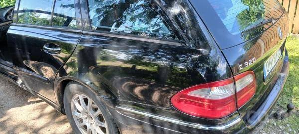 Black Mercedes-Benz E 320 2004 in Riga, with an engine capacity of 3.20 L and mileage of 411 thousand km for 2500 €, photo 5 on AUTOMOTO.COM.LV