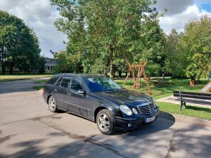 Black Mercedes-Benz E 320 2004 in Joniskis, with an engine capacity of 3.20 L and mileage of 330 thousand km for 1200 €, photo  on AUTOMOTO.COM.LV