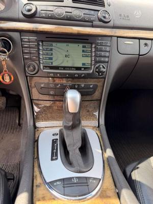 Black Mercedes-Benz E 320 2004 in Pasvalys, with an engine capacity of 0.00 L and mileage of 469 thousand km for 1450 €, photo 8 on AUTOMOTO.COM.LV