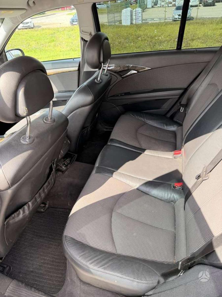 Black Mercedes-Benz E 320 2004 in Pasvalys, with an engine capacity of 0.00 L and mileage of 469 thousand km for 1450 €, photo 9 on AUTOMOTO.COM.LV