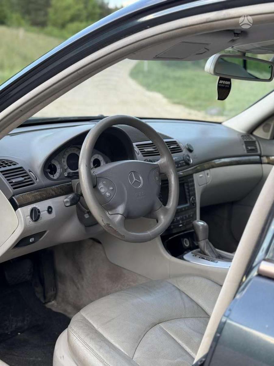 Black Mercedes-Benz E 320 2004 in Vilnius, with an engine capacity of 3.22 L and mileage of 279 thousand km for 1950 €, photo 8 on AUTOMOTO.COM.LV