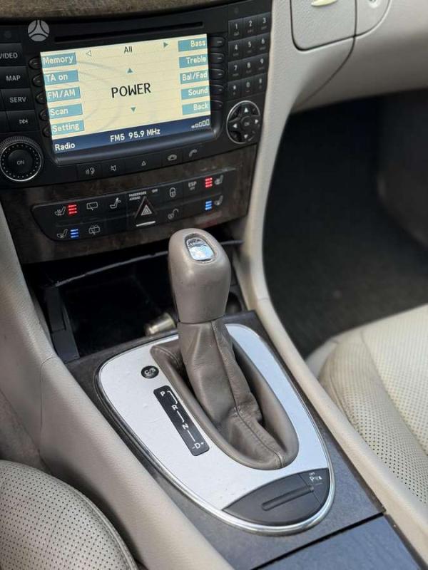 Melns Mercedes-Benz E 320 2004 Viļņa, ar dzinēja tilpumu 3.22 L un nobraukumu 279 tūkst. km par 1950 €, foto 9 vietnē AUTOMOTO.COM.LV