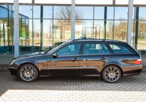 Melns Mercedes-Benz E 320 2005 Cēsis, ar dzinēja tilpumu 3.00 L un nobraukumu 296 tūkst. km par 3600 €, foto 3 vietnē AUTOMOTO.COM.LV