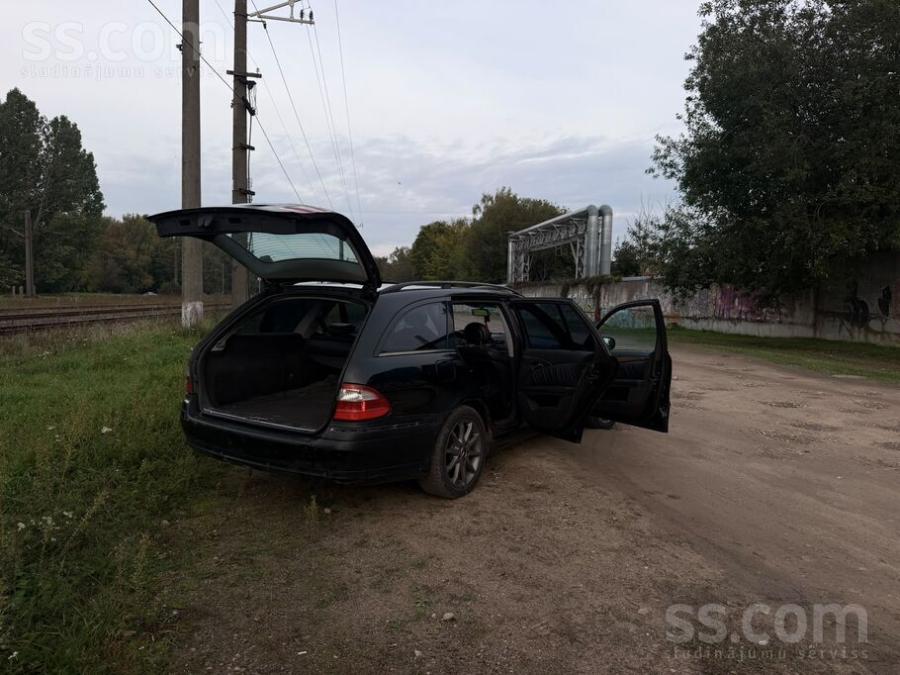 Черный Мерседес Е 320 2005 в Рига, объемом двигателя 3.20 л и пробегом 393 тыс. км за 2500 €, фото 6 на AUTOMOTO.COM.LV