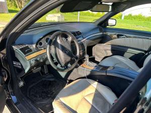 Black Mercedes-Benz E 320 2006 in Vilnius, with an engine capacity of 2.99 L and mileage of 297 thousand km for 2950 €, photo 5 on AUTOMOTO.COM.LV