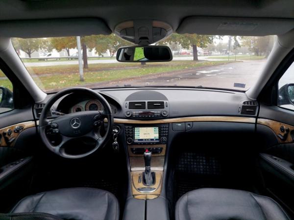 Black Mercedes-Benz E 320 2007 in Riga, with an engine capacity of 3.20 L and mileage of 381 thousand km for 3700 €, photo 5 on AUTOMOTO.COM.LV