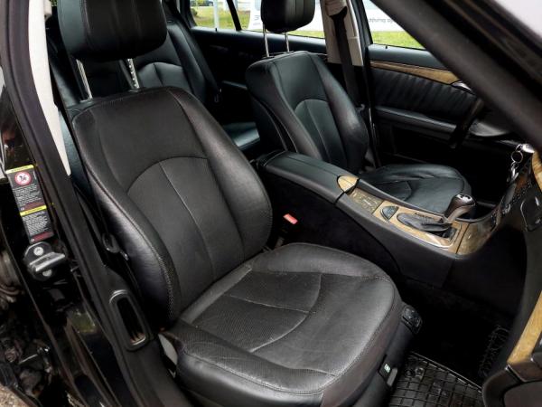 Black Mercedes-Benz E 320 2007 in Riga, with an engine capacity of 3.20 L and mileage of 381 thousand km for 3700 €, photo 6 on AUTOMOTO.COM.LV