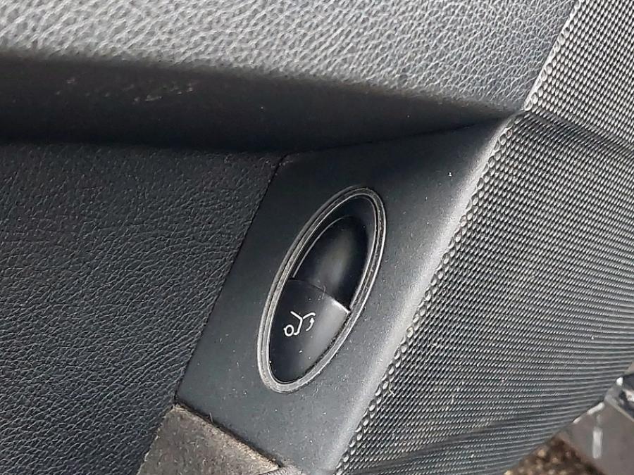 Black Mercedes-Benz E 320 2007 in Riga, with an engine capacity of 3.20 L and mileage of 381 thousand km for 3700 €, photo 18 on AUTOMOTO.COM.LV