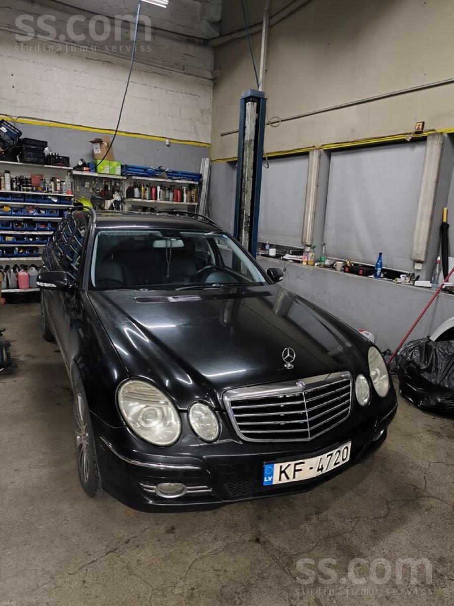 Черный Мерседес Е 320 2008 в Рига, объемом двигателя 3.00 л и пробегом 295 тыс. км за 6000 €, фото 1 на AUTOMOTO.COM.LV