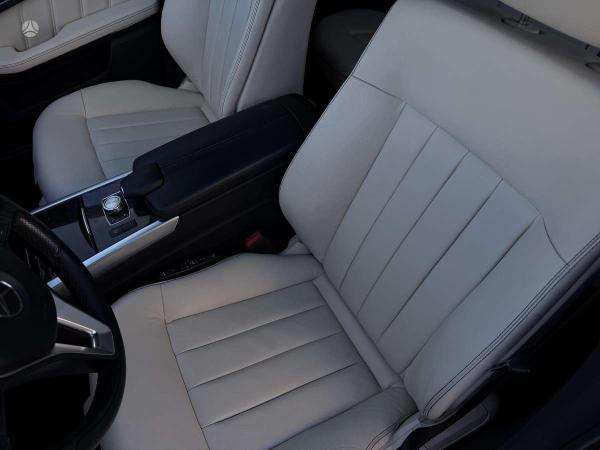 Black Mercedes-Benz E 320 2014 in Vilnius, with an engine capacity of 3.00 L and mileage of 263 thousand km for 8999 €, photo 11 on AUTOMOTO.COM.LV