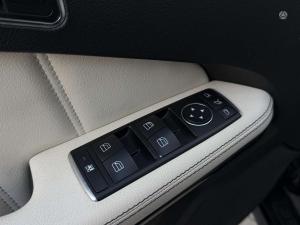 Black Mercedes-Benz E 320 2014 in Vilnius, with an engine capacity of 3.00 L and mileage of 263 thousand km for 8999 €, photo 12 on AUTOMOTO.COM.LV