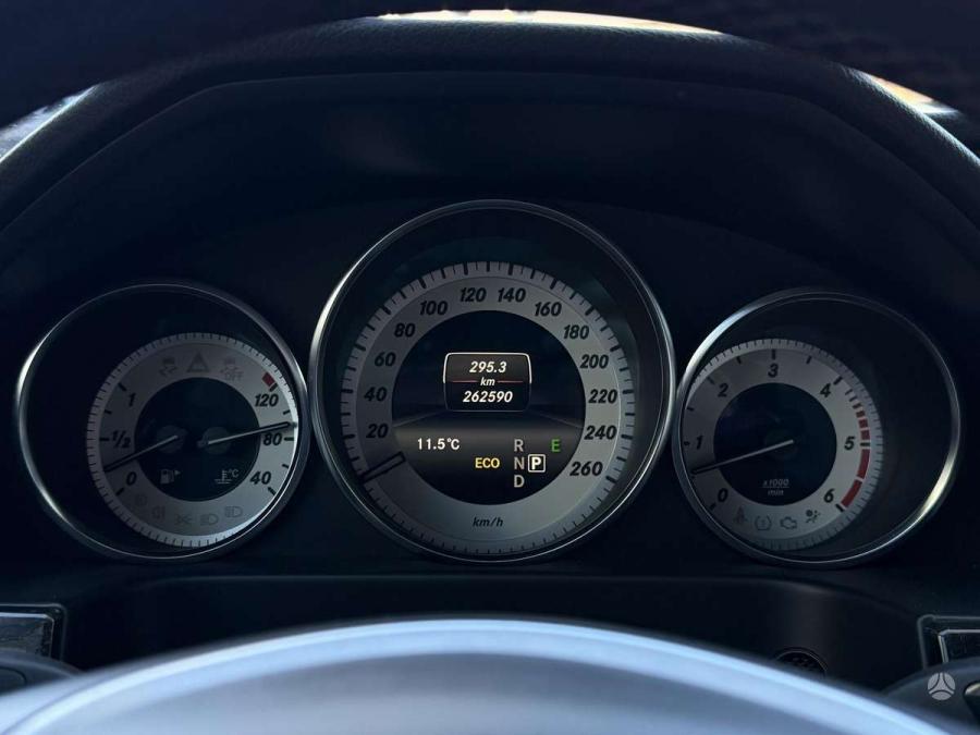 Black Mercedes-Benz E 320 2014 in Vilnius, with an engine capacity of 3.00 L and mileage of 263 thousand km for 8999 €, photo 17 on AUTOMOTO.COM.LV