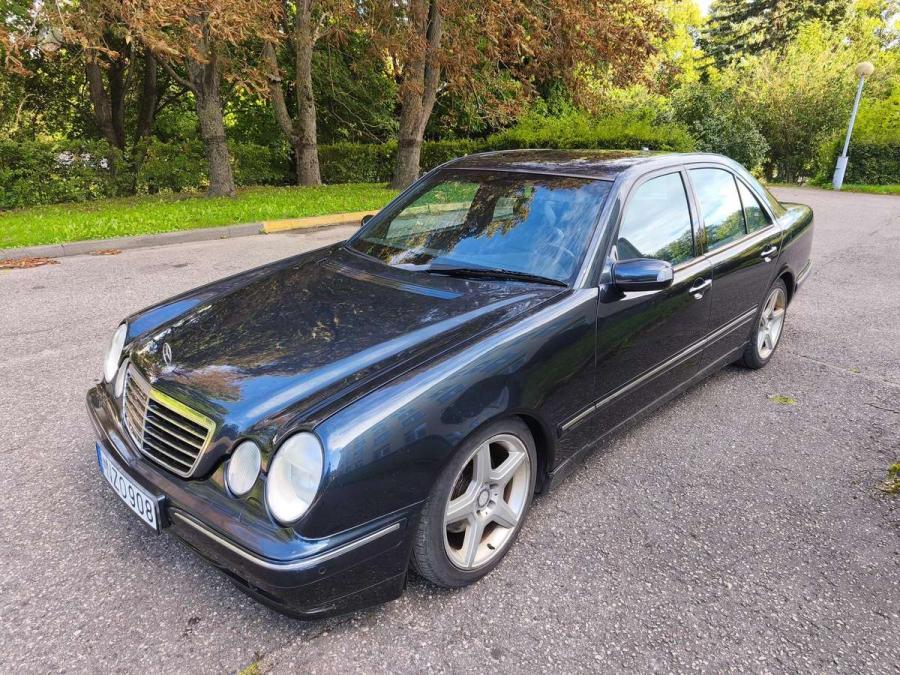 Blue Mercedes-Benz E 320 2000 in Kedainiai, with an engine capacity of 3.22 L and mileage of 279 thousand km for 4700 €, photo 1 on AUTOMOTO.COM.LV