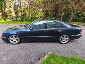 Blue Mercedes-Benz E 320 2000 in Kedainiai, with an engine capacity of 3.22 L and mileage of 279 thousand km for 4700 €, photo 3 on AUTOMOTO.COM.LV
