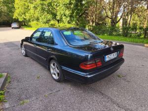 Blue Mercedes-Benz E 320 2000 in Kedainiai, with an engine capacity of 3.22 L and mileage of 279 thousand km for 4700 €, photo 4 on AUTOMOTO.COM.LV