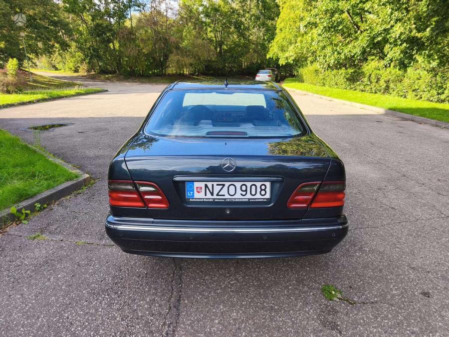 Blue Mercedes-Benz E 320 2000 in Kedainiai, with an engine capacity of 3.22 L and mileage of 279 thousand km for 4700 €, photo 5 on AUTOMOTO.COM.LV