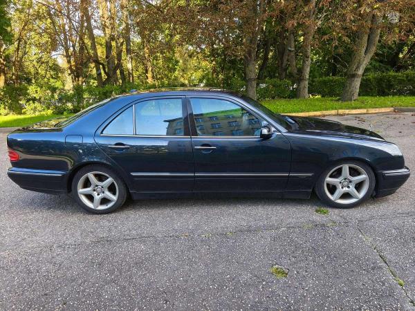 Mercedes-Benz E 320 2000 in Kedainiai on AUTOMOTO.COM.LV Blue Mercedes-Benz E 320 2000 in Kedainiai, with an engine capacity of 3.22 L and mileage of 279 thousand km for 4700 €, photo 7 on AUTOMOTO.COM.LV