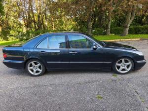 Blue Mercedes-Benz E 320 2000 in Kedainiai, with an engine capacity of 3.22 L and mileage of 279 thousand km for 4700 €, photo 7 on AUTOMOTO.COM.LV