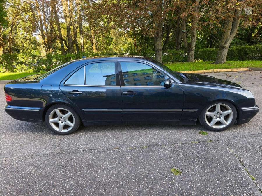 Blue Mercedes-Benz E 320 2000 in Kedainiai, with an engine capacity of 3.22 L and mileage of 279 thousand km for 4700 €, photo 7 on AUTOMOTO.COM.LV