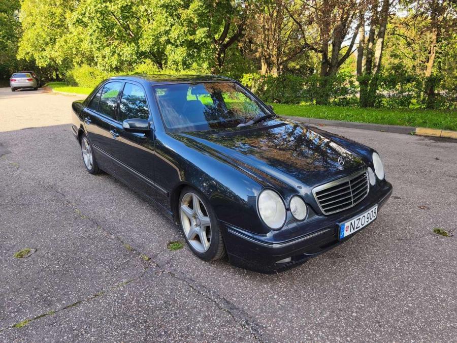 Blue Mercedes-Benz E 320 2000 in Kedainiai, with an engine capacity of 3.22 L and mileage of 279 thousand km for 4700 €, photo 8 on AUTOMOTO.COM.LV