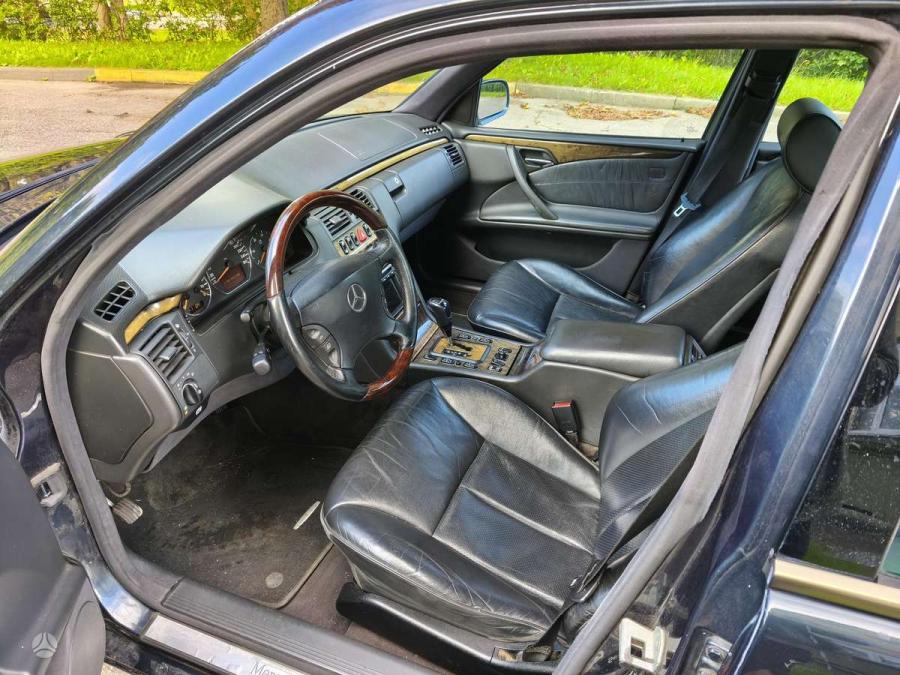 Blue Mercedes-Benz E 320 2000 in Kedainiai, with an engine capacity of 3.22 L and mileage of 279 thousand km for 4700 €, photo 15 on AUTOMOTO.COM.LV