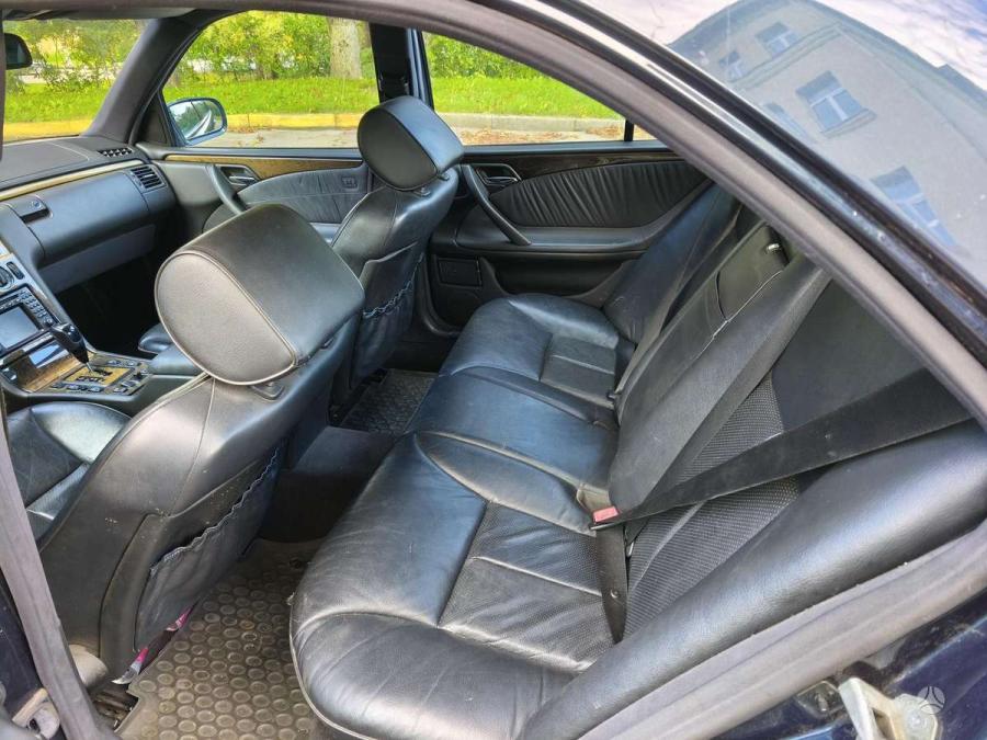 Blue Mercedes-Benz E 320 2000 in Kedainiai, with an engine capacity of 3.22 L and mileage of 279 thousand km for 4700 €, photo 16 on AUTOMOTO.COM.LV