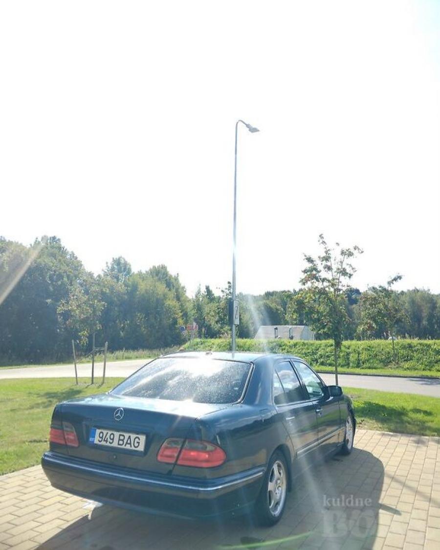 Blue Mercedes-Benz E 320 2001 in Tallinn, with an engine capacity of 3.20 L and mileage of 300 thousand km for 2900 €, photo 2 on AUTOMOTO.COM.LV