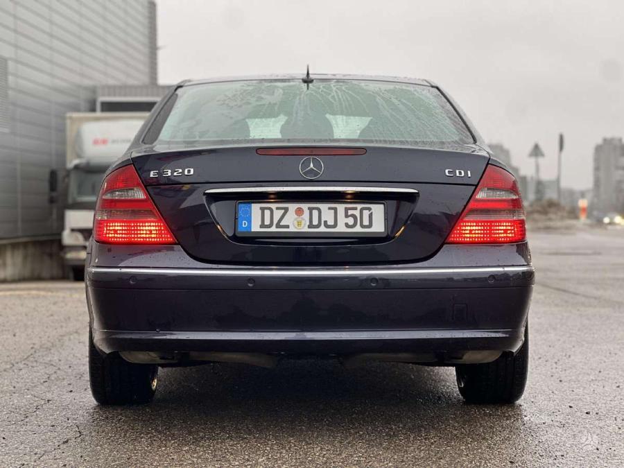 Blue Mercedes-Benz E 320 2002 in Vilnius, with an engine capacity of 3.22 L and mileage of 299 thousand km for 2450 €, photo 5 on AUTOMOTO.COM.LV