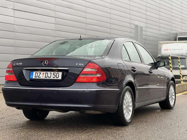 Blue Mercedes-Benz E 320 2002 in Vilnius, with an engine capacity of 3.22 L and mileage of 299 thousand km for 2500 €, photo 4 on AUTOMOTO.COM.LV