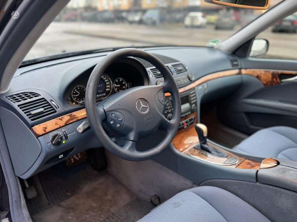 Blue Mercedes-Benz E 320 2002 in Vilnius, with an engine capacity of 3.22 L and mileage of 299 thousand km for 2500 €, photo 10 on AUTOMOTO.COM.LV