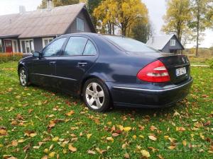Zils Mercedes-Benz E 320 2002 Alūksne, ar dzinēja tilpumu 3.20 L un nobraukumu 334 tūkst. km par 1300 €, foto 4 vietnē AUTOMOTO.COM.LV