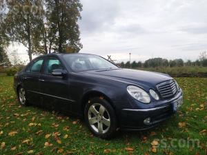 Синий Мерседес Е 320 2002 в Алуксне, объемом двигателя 3.20 л и пробегом 334 тыс. км за 1300 €, фото  на AUTOMOTO.COM.LV