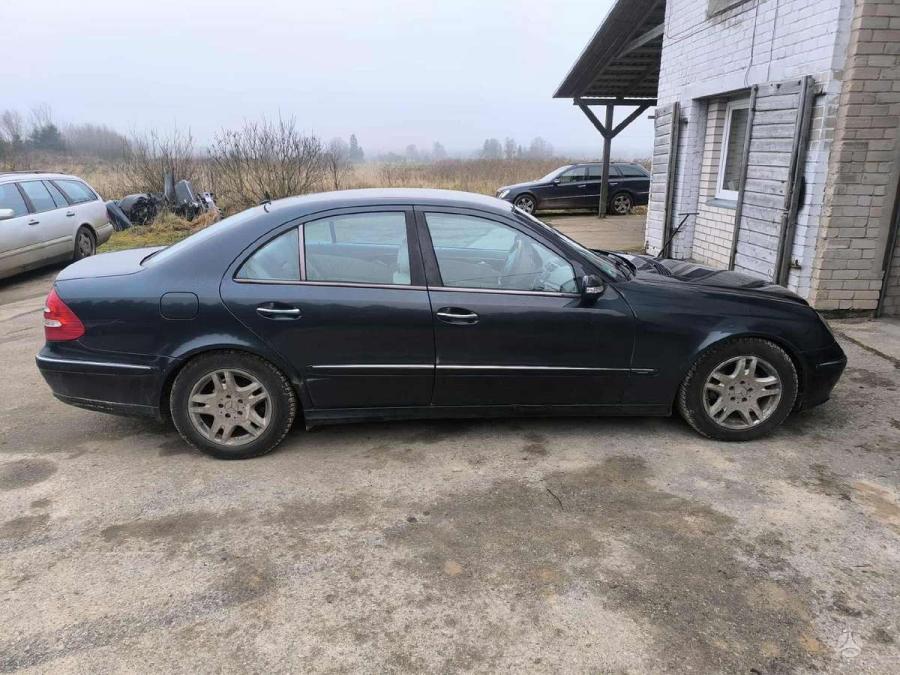 Blue Mercedes-Benz E 320 2003 in Utena, with an engine capacity of 3.20 L and mileage of 388 thousand km for 2800 €, photo 4 on AUTOMOTO.COM.LV