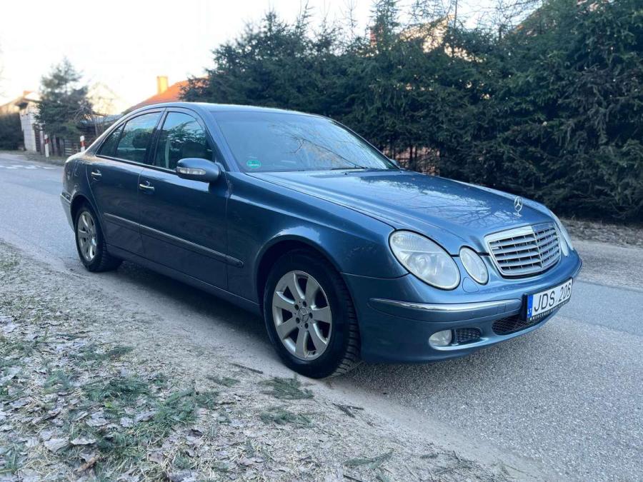 Blue Mercedes-Benz E 320 2004 in Vilnius, with an engine capacity of 3.22 L and mileage of 371 thousand km for 2650 €, photo 3 on AUTOMOTO.COM.LV