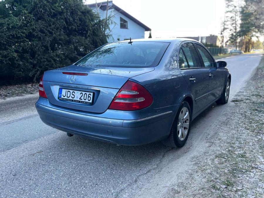 Blue Mercedes-Benz E 320 2004 in Vilnius, with an engine capacity of 3.22 L and mileage of 371 thousand km for 2650 €, photo 4 on AUTOMOTO.COM.LV