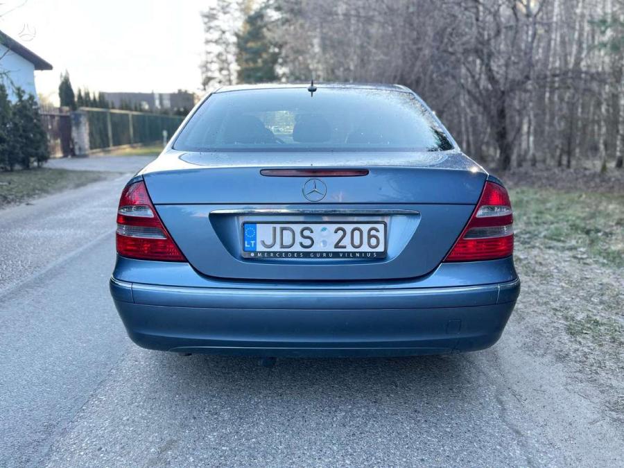 Blue Mercedes-Benz E 320 2004 in Vilnius, with an engine capacity of 3.22 L and mileage of 371 thousand km for 2650 €, photo 5 on AUTOMOTO.COM.LV