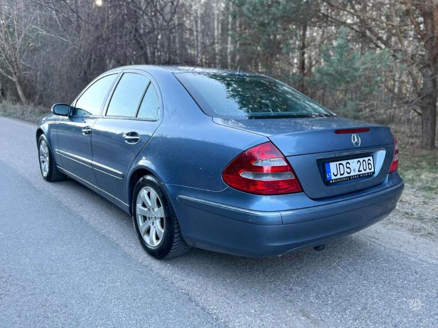 Blue Mercedes-Benz E 320 2004 in Vilnius, with an engine capacity of 3.22 L and mileage of 371 thousand km for 2650 €, photo 6 on AUTOMOTO.COM.LV