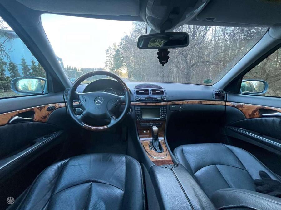 Blue Mercedes-Benz E 320 2004 in Vilnius, with an engine capacity of 3.22 L and mileage of 371 thousand km for 2650 €, photo 8 on AUTOMOTO.COM.LV