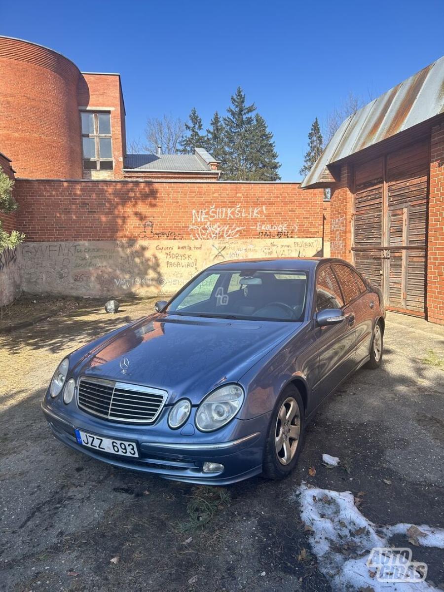Zils Mercedes-Benz E 320 2004 Viļņa, ar dzinēja tilpumu 3.20 L un nobraukumu 430 tūkst. km par 1950 €, foto 2 vietnē AUTOMOTO.COM.LV