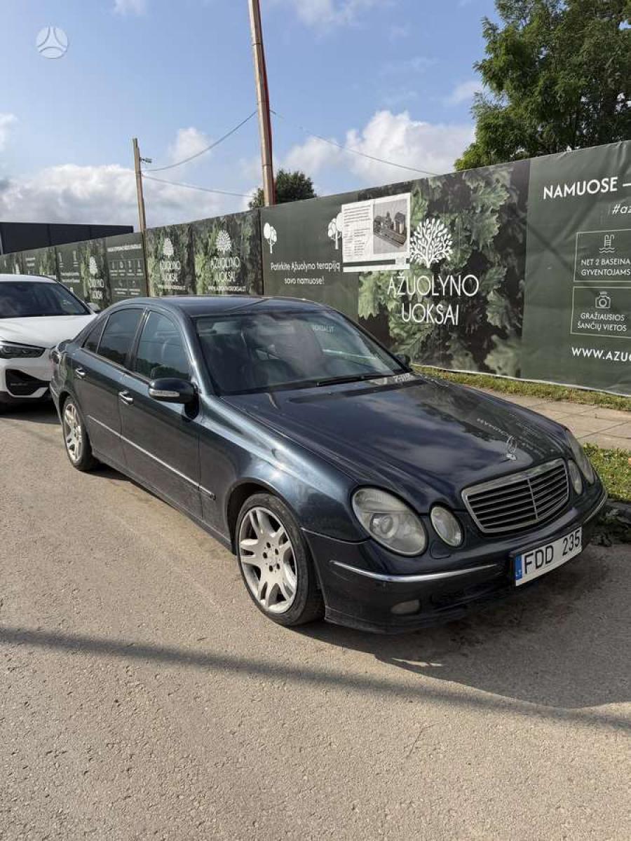 Blue Mercedes-Benz E 320 2004 in Kaunas, with an engine capacity of 3.22 L and mileage of 475 thousand km for 1250 €, photo 3 on AUTOMOTO.COM.LV