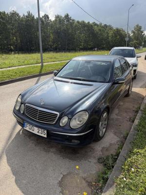 Blue Mercedes-Benz E 320 2004 in Kaunas, with an engine capacity of 3.22 L and mileage of 475 thousand km for 1250 €, photo 4 on AUTOMOTO.COM.LV