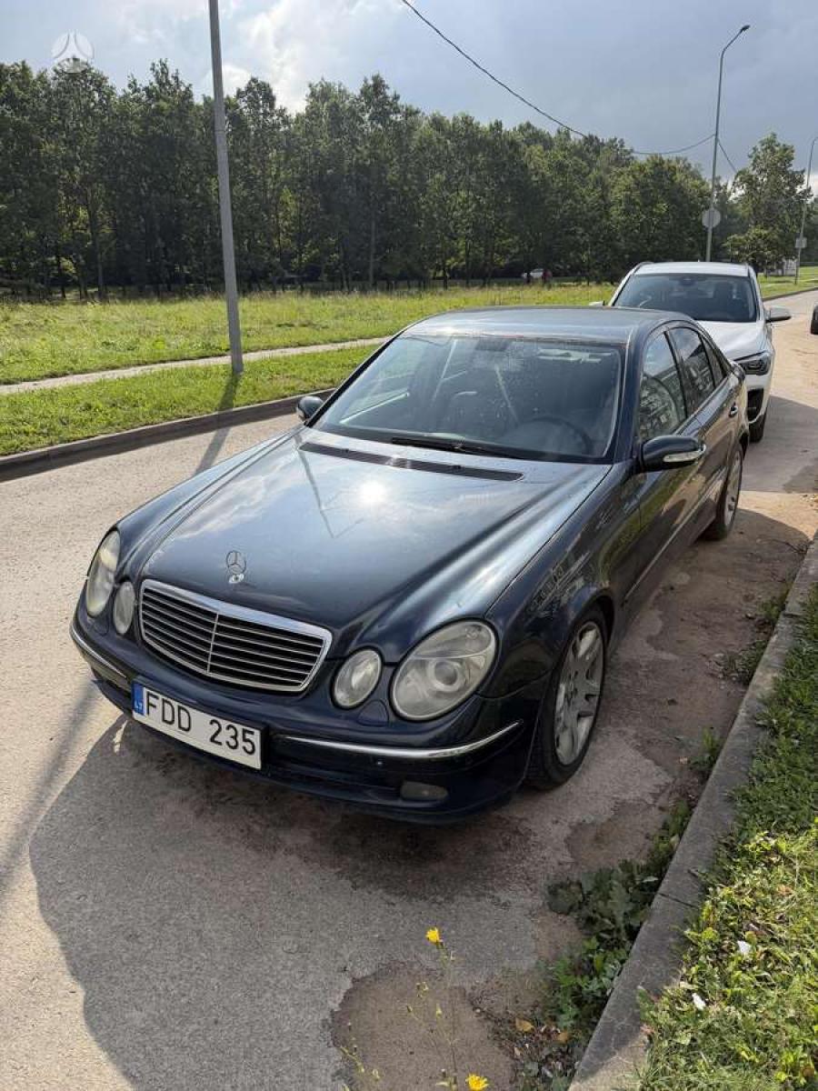 Blue Mercedes-Benz E 320 2004 in Kaunas, with an engine capacity of 3.22 L and mileage of 475 thousand km for 1250 €, photo 4 on AUTOMOTO.COM.LV
