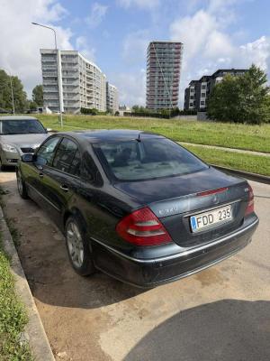 Blue Mercedes-Benz E 320 2004 in Kaunas, with an engine capacity of 3.22 L and mileage of 475 thousand km for 1250 €, photo 5 on AUTOMOTO.COM.LV